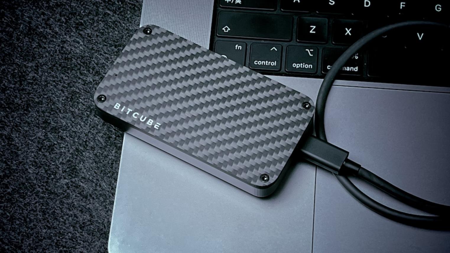 Bitcube: Carbon Fiber & 40Gbps M.2 NVMe SSD Enclosure - Backercrew